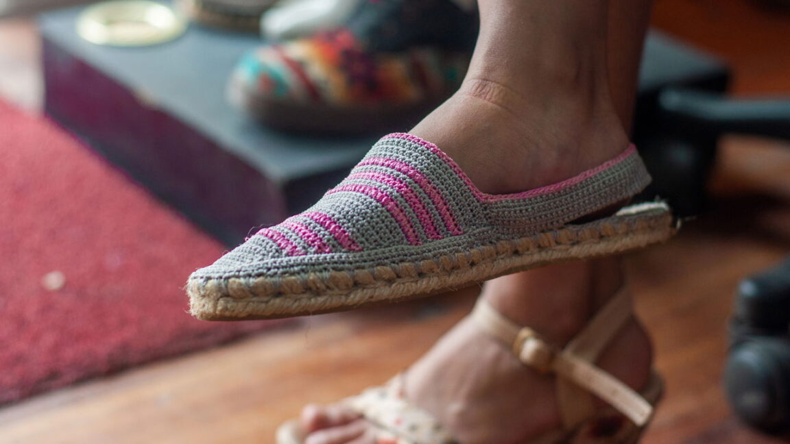 Chinelo de crochê confortáveis e charmosos para usar em casa e deixar ...
