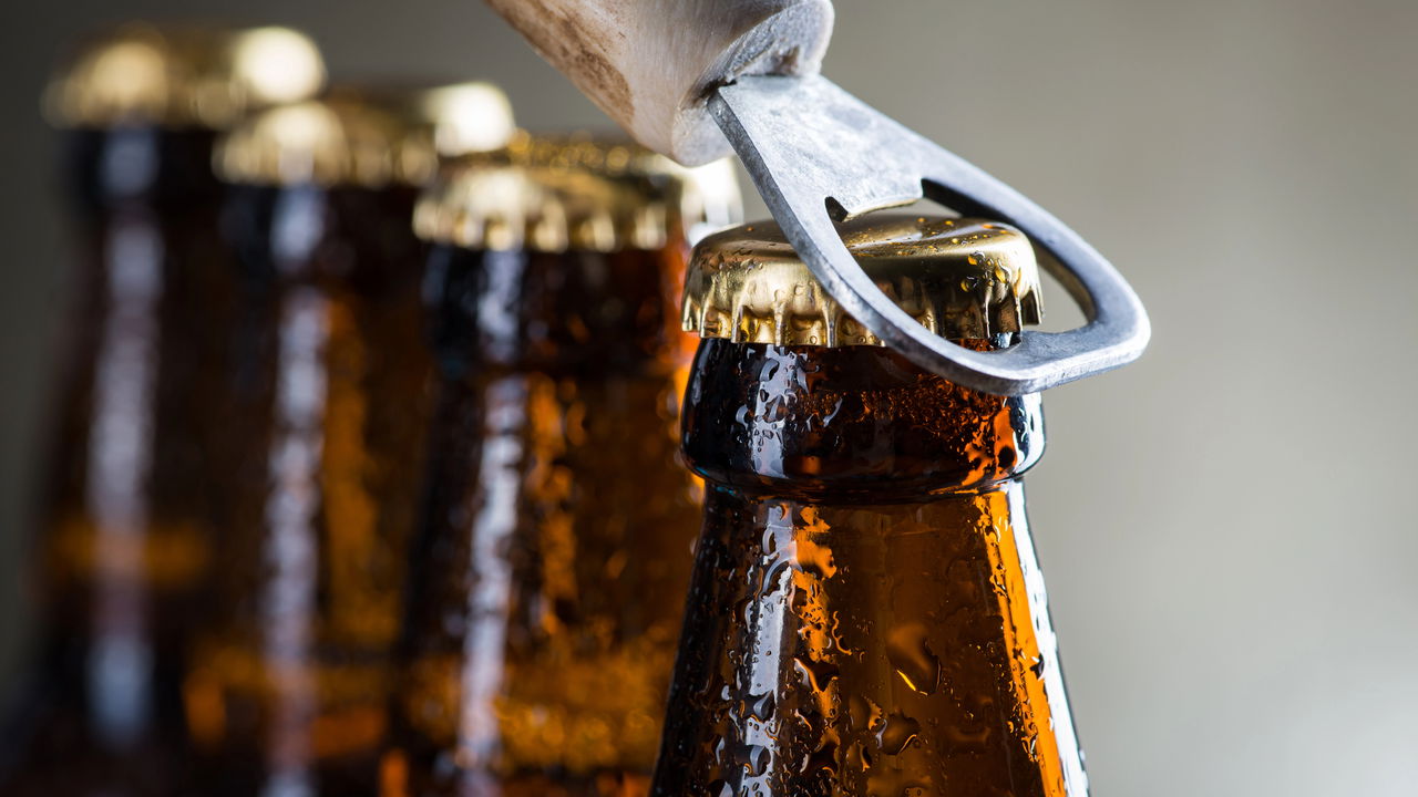 O detalhe na garrafa que mantém o sabor da cerveja e quase ninguém ...