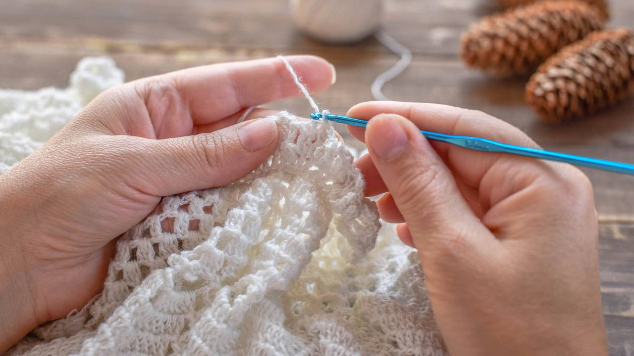 A saia envelope que valoriza o corpo com pontos simples - Croche online